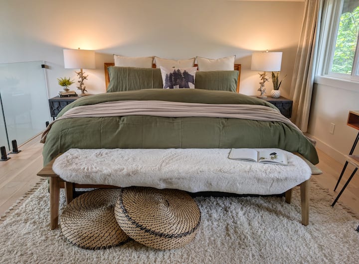 Charming Treehouse Getaway - Sooke