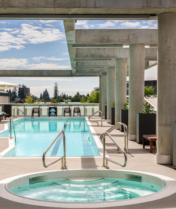 Surrey Central Condo With Hotel Amenities - New Westminster
