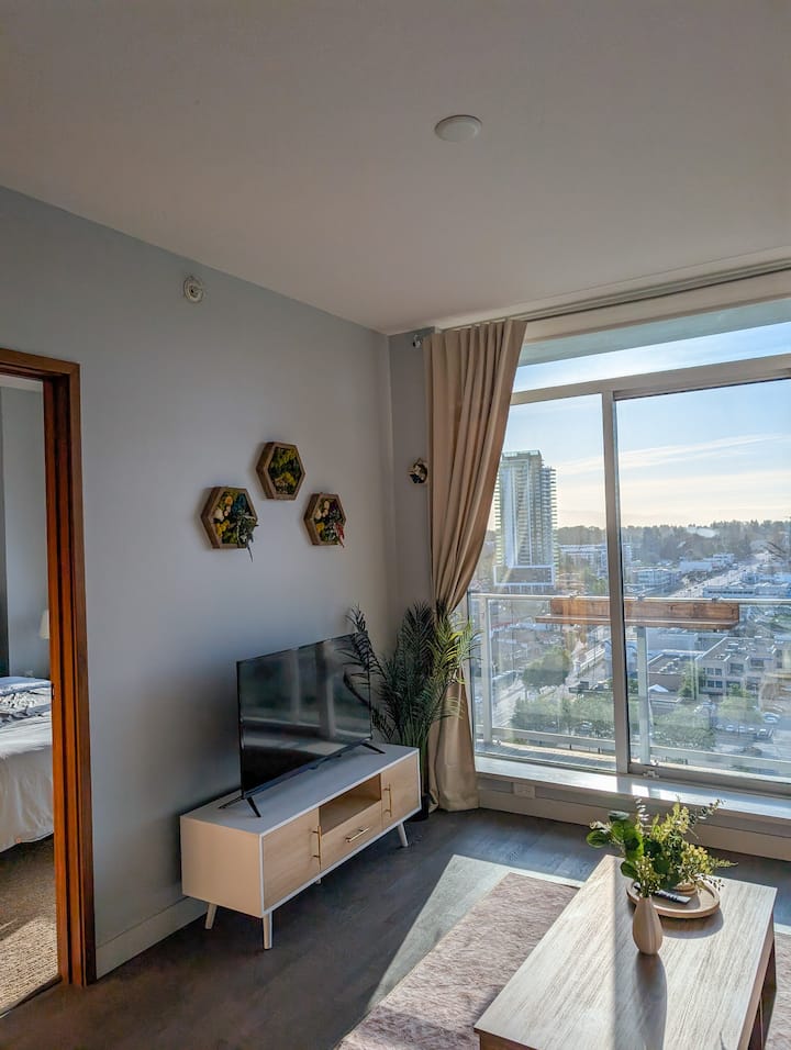 Central Surrey 1 Bedroom Condo - Surrey