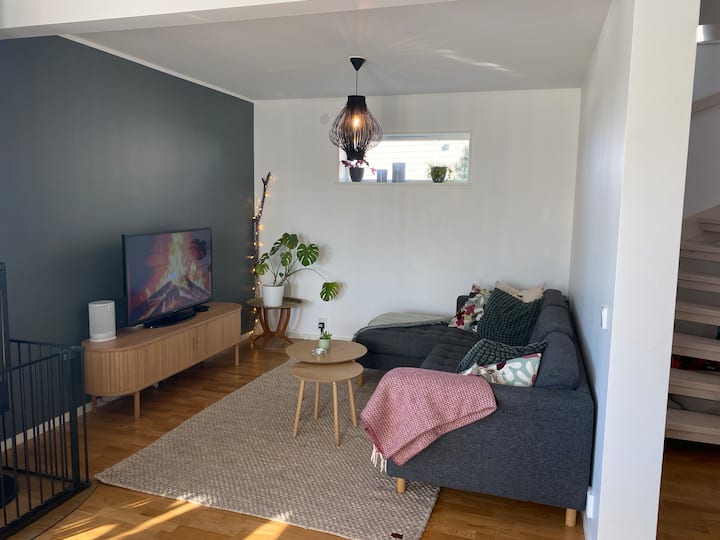 Familjevänlig Villa Med Pool - Danderyd