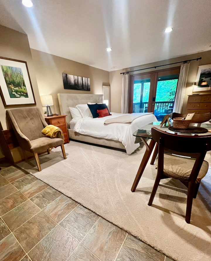 Lake Oswego Studio Nestled Among The Treetops - West Linn, OR