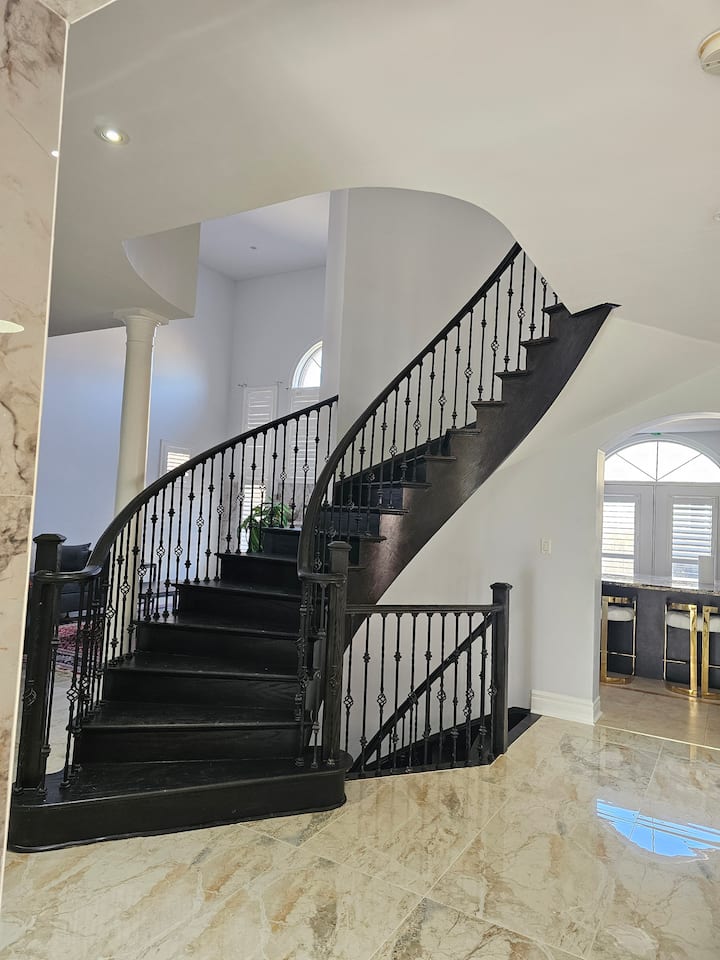 Elegant 6 Bedroom Home In Brampton - Brampton