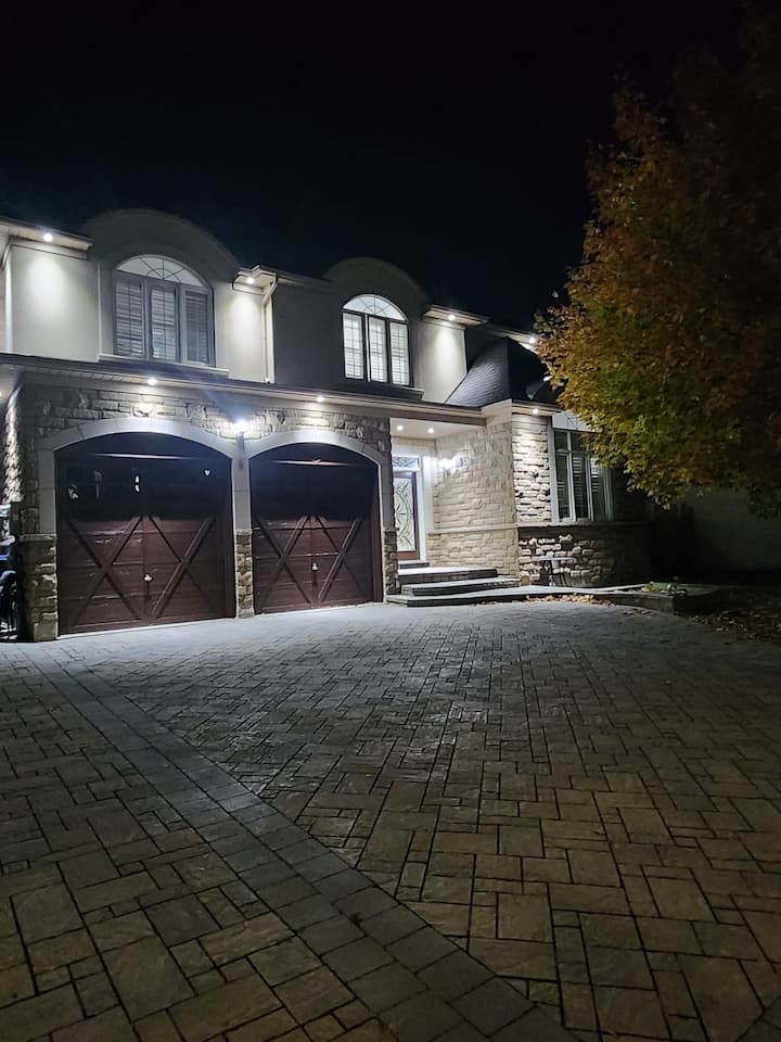 Elegant 6 Bedroom Home In Brampton - Brampton