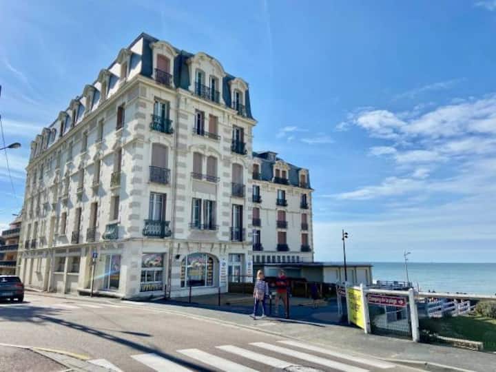 Le Bord De Mer à Houlgate - Houlgate