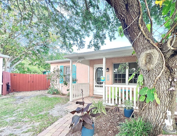 Coastal Cottage 227 | Walk To Beach • King Bed - Cocoa Beach, FL