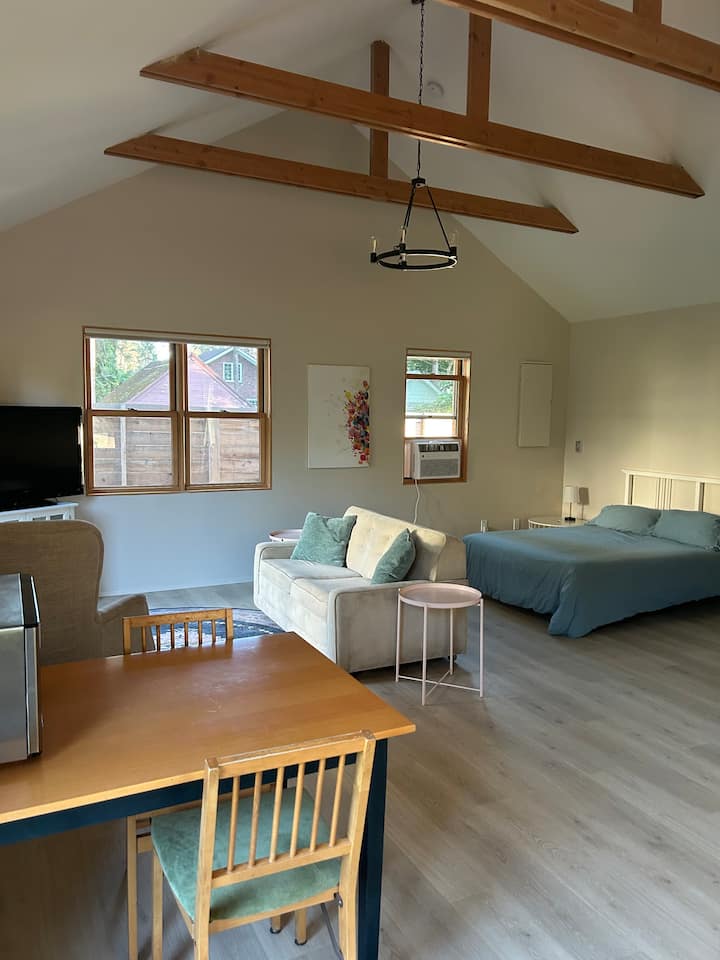 Bright Studio Retreat On Manito - Spokane, WA