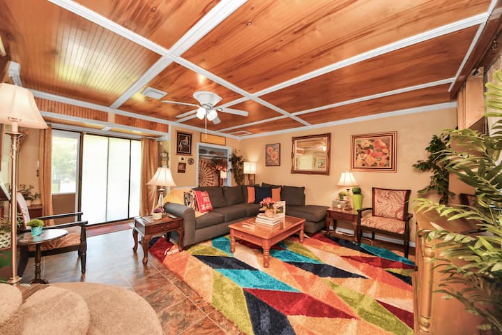 Beatles-themed Retreat| Unique Stay In Channelview - Highlands, TX