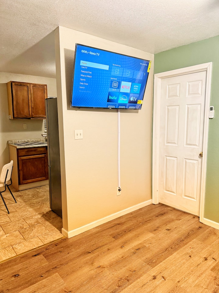 Downtown Fort Smith Apartment W/ Yard Pet-friendly - Fort Smith, AR