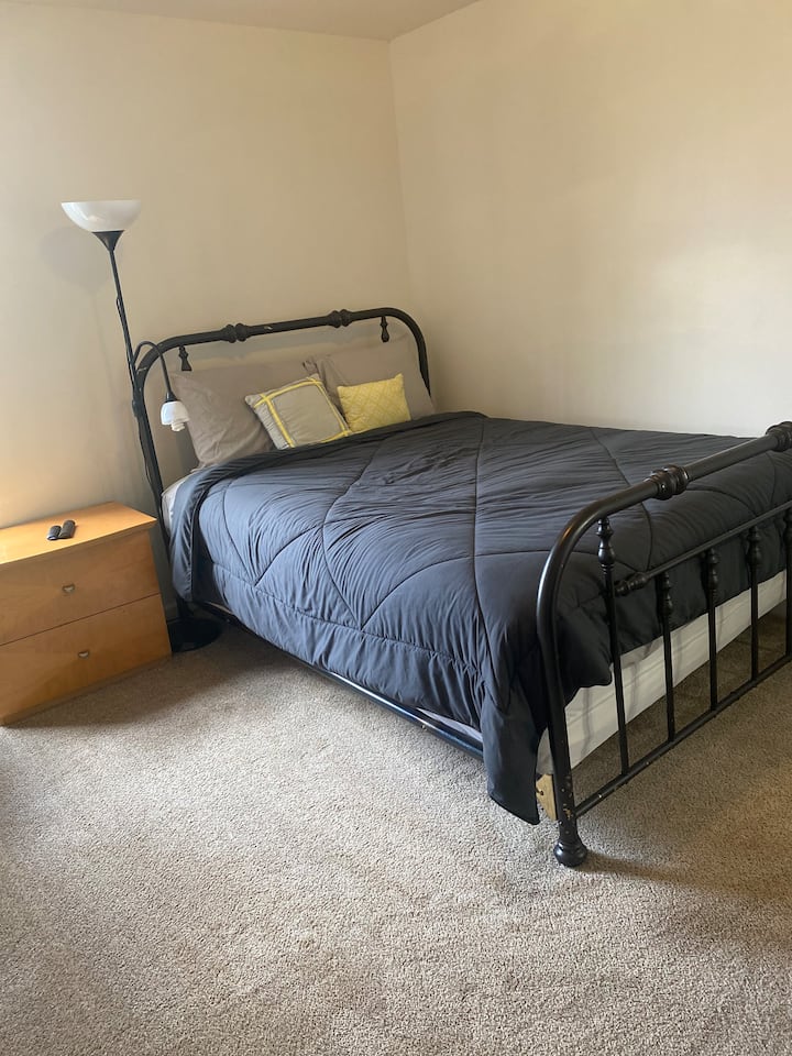 Queen Room #1 In Quiet Dekalb Townhouse - Cortland, IL