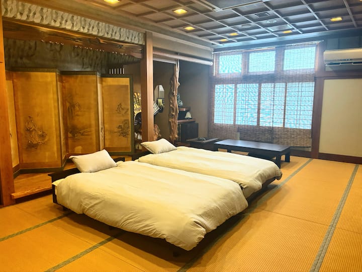 “ゲストハウスあじすSp”、あじす駅徒歩1分、広い日本の昔の雰囲気の部屋。セミダブル2人まで同額料金 - 우베시