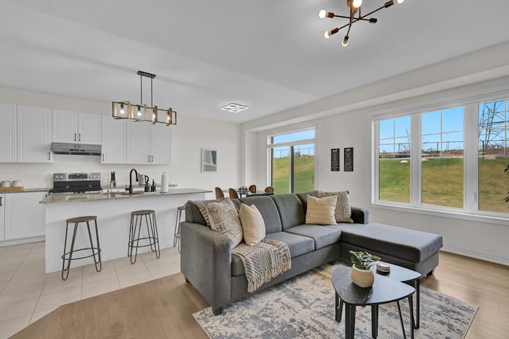 Modern Nest - Pickering 5 Beds, 2.5 Baths, 3 Park - Pickering