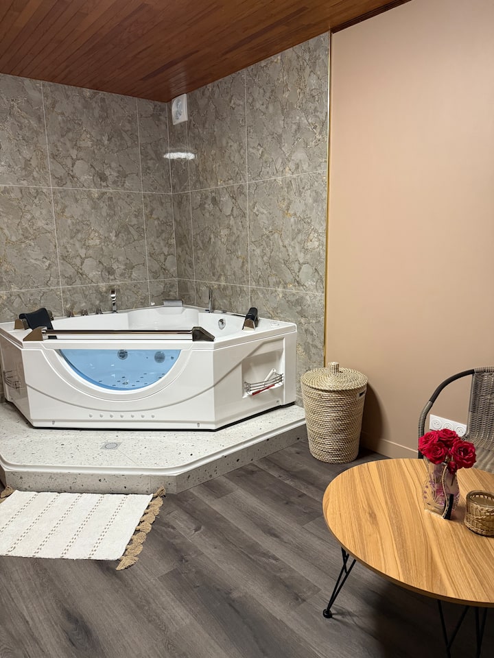 Suite Miroir & Jacuzzi Cocooning - Bobigny