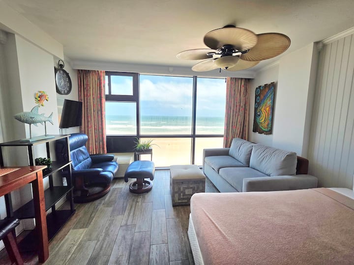 Sunrise Oceanfront 2 Queen Studio W/kitchen & Pool - Daytona Beach Shores, FL