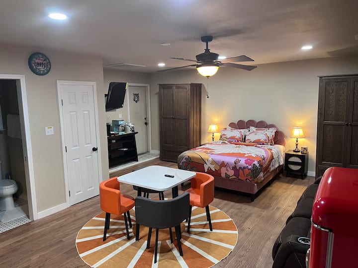 The Groovy Bungalow - Austin