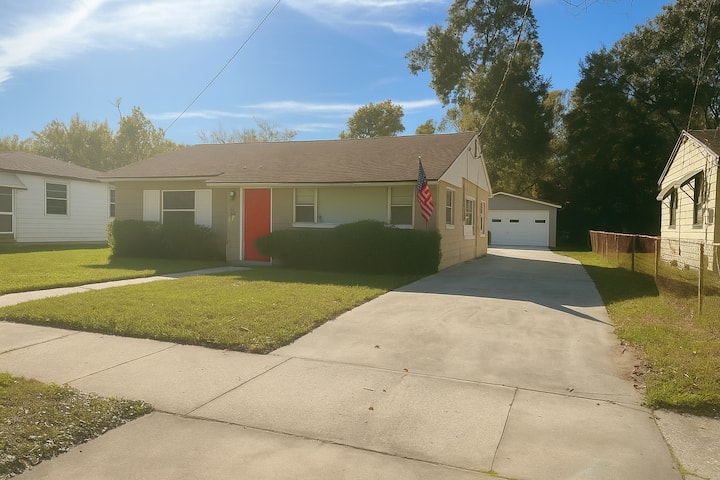 Long Driveway, Smart Tvs, Washer & Dryer - Jacksonville, FL