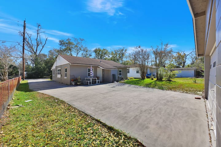 Long Driveway, Smart Tvs, For Workers - Jacksonville