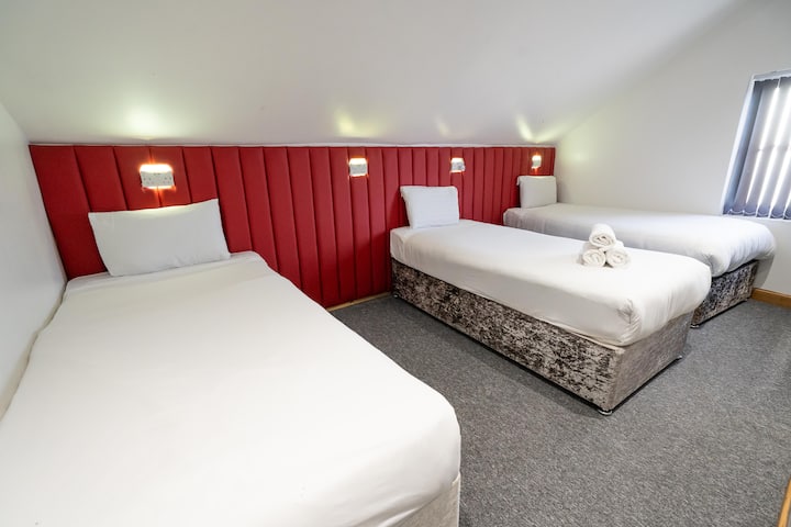 -Liverpool Themed Room - Madrid! Sleeps 3 - Wirral