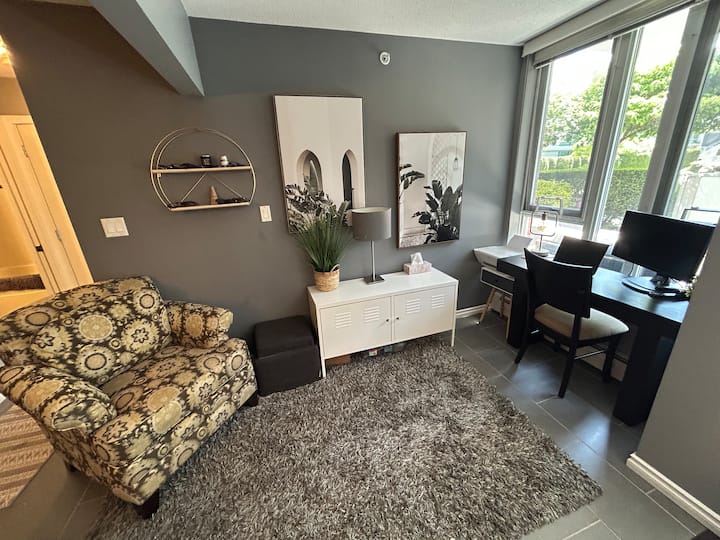 Downtown Oasis | Parking | Pool | Hottub | Sleep 6 - Vancouver