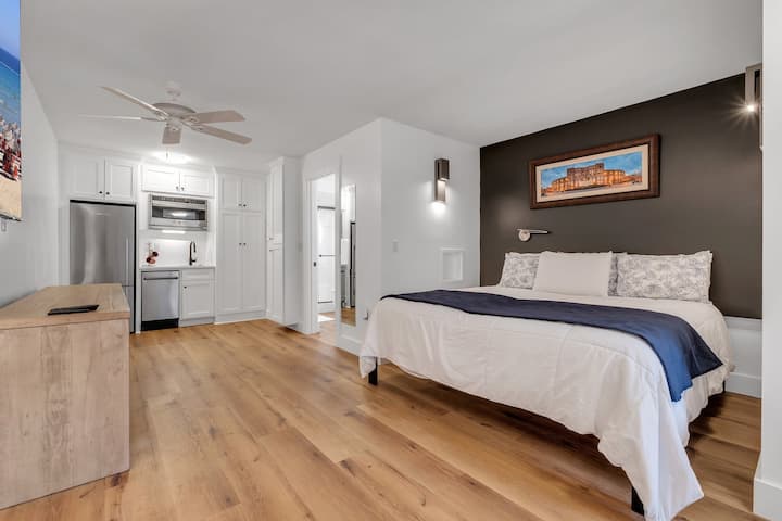 Luxury Condo By Stadium • Unbeatable Location! - Tallahassee, FL