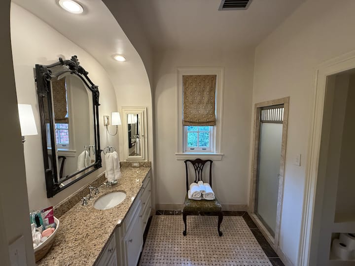 Elegant Garden District Suite • Close To Downtown - Montgomery, AL