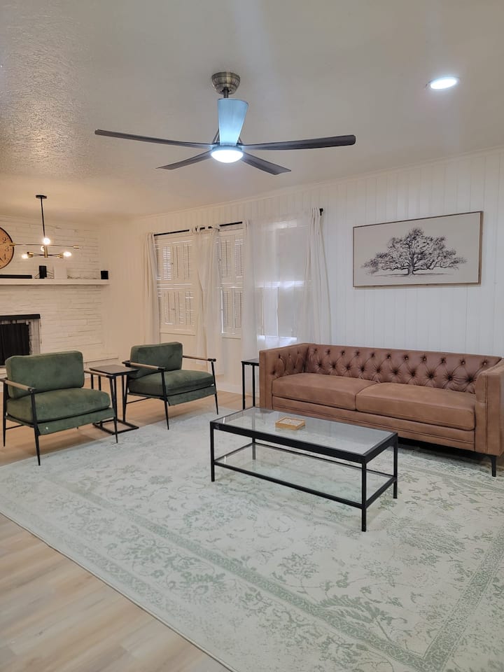 4 Bedroom 2 Bath Cozy Modern Home @ Old Midland - Midland, TX