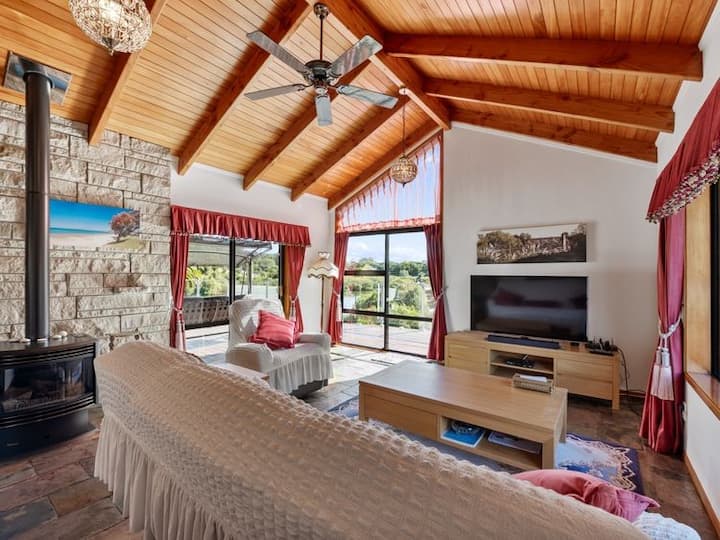 Rose On The Bay Romantic Waterfront Home & Mooring - Kerikeri