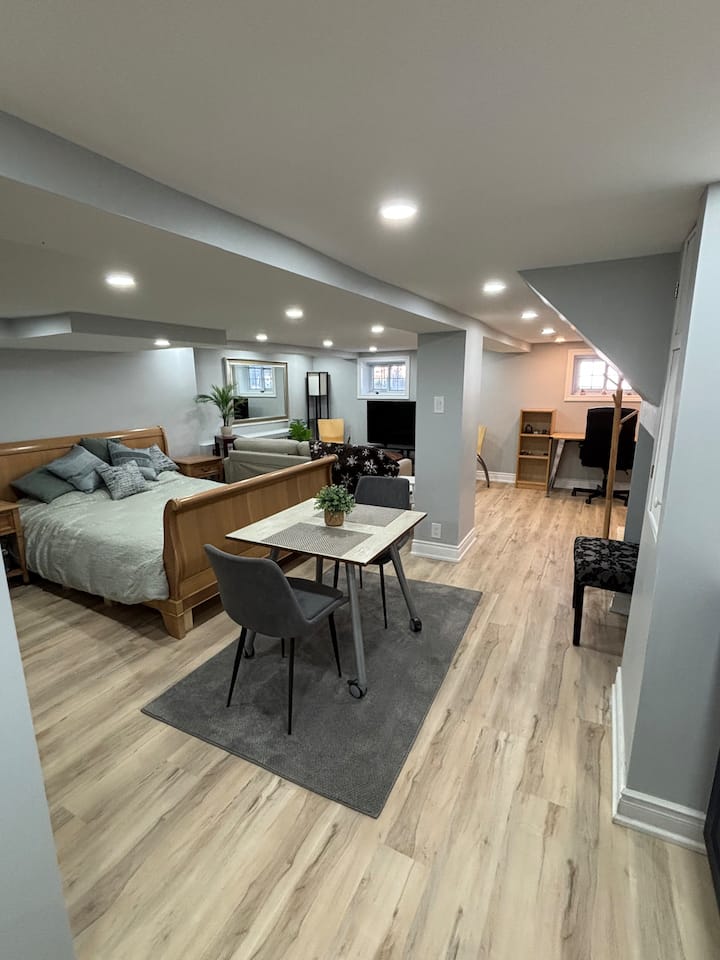 Cozy Bungalow Basement Retreat - Toronto