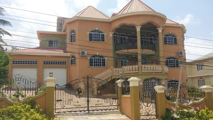 Pool House Mansion! - Montego Bay