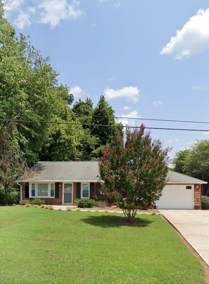Family Friendly - Sleeps 8 - Winston-Salem, NC