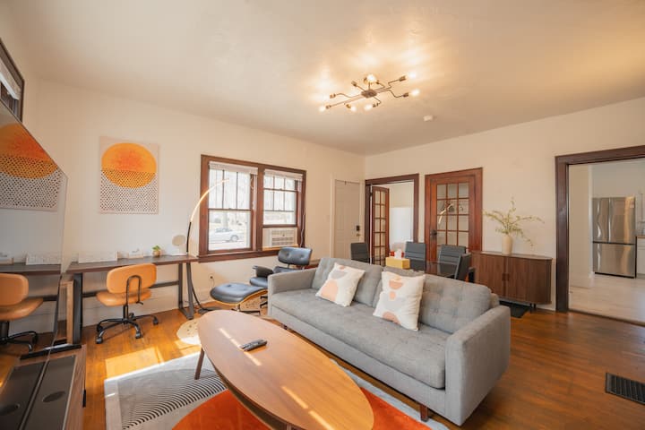 Spacious & Stylish House + 85”tv Near Uiuc & Carle - Champaign, IL