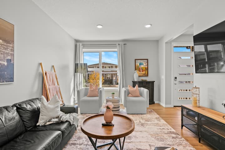 3 Bedroom Home | Close To Airport| Garage & Office - Calgary