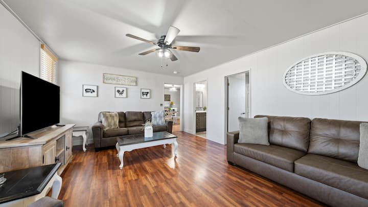 Pet-friendly Home And Farm Style Experience - Burbank, WA