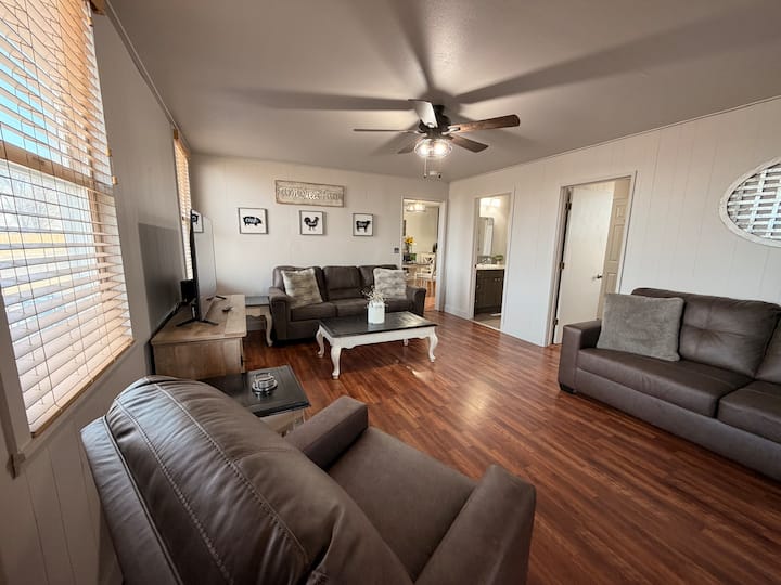 Pet-friendly Home W/ Spacious Private Experience - Burbank, WA