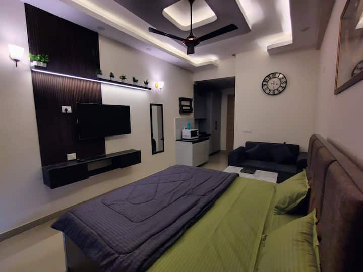 Kbn Stays Independent Studio | Gaur City Centre - Noida