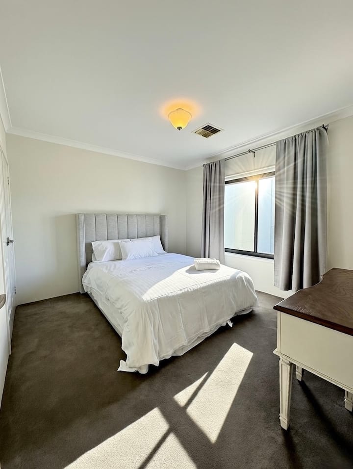 Central Location, Free Parking, Room W/desk - Perth