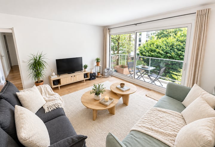 Paris  Leafy Balcony  Metro 6 Min  Sleeps 4 - París