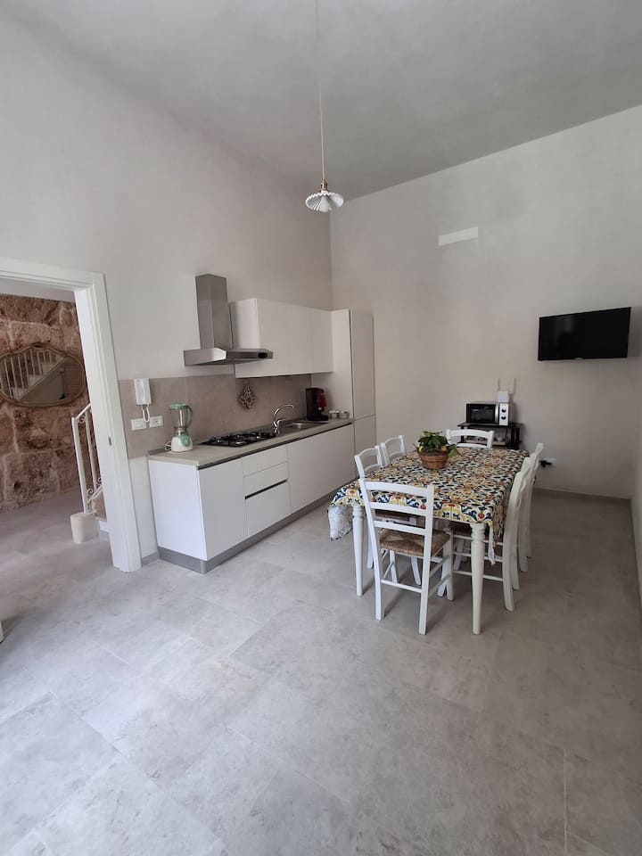 Avola: 2 Camere, 2 Bagni, Balcone & Parking - Avola