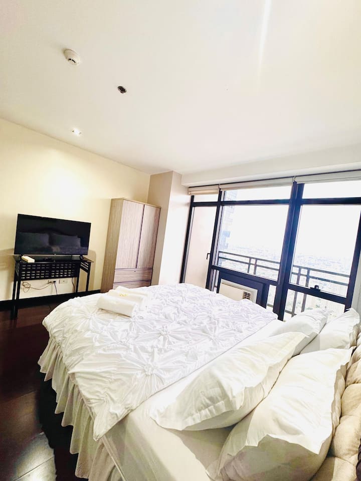 Cozy 2br W/ Balcony, City Views +Full Amenities” - Makati