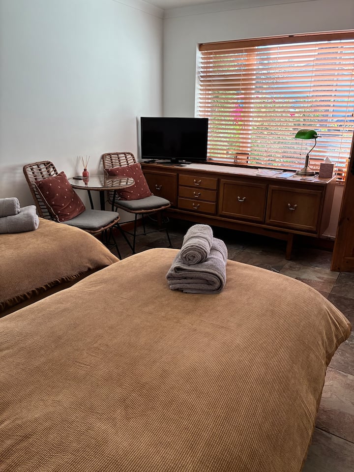 Welcome To Robins Nest - Glastonbury