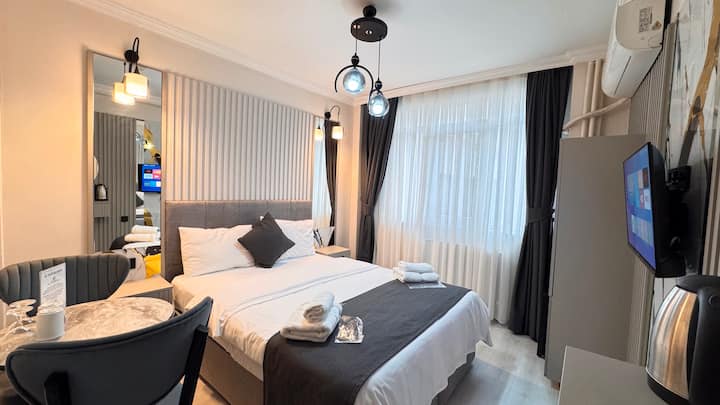 İStiklal Caddesinde Küçük Oda B-1 - Karaköy