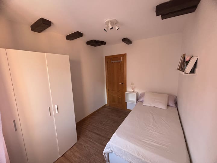 Cálida Habitación Para Viaje Individual O Grupal. - Fuenlabrada