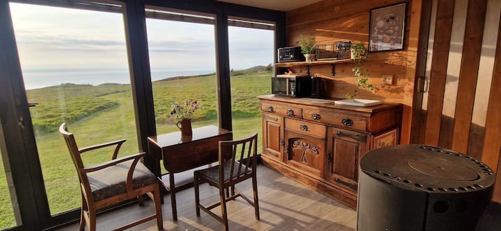 Ynys Môn Tranquil Coastal Escape ~ Private Beach - Trearddur Bay