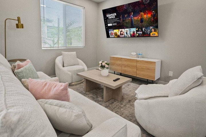 2b2b Restful Escape | New Pool & Secured Parking - Glendale