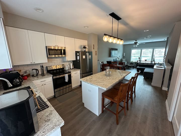 Modern 3-story Townhome | Gated | Self Check-in - Houston, TX