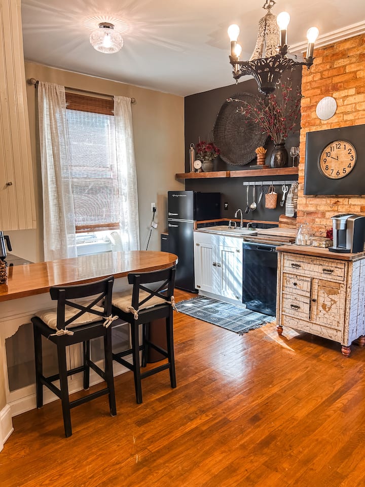 Cozy Comfort In A Cherry Hill Historical Home - Grand Rapids, MI