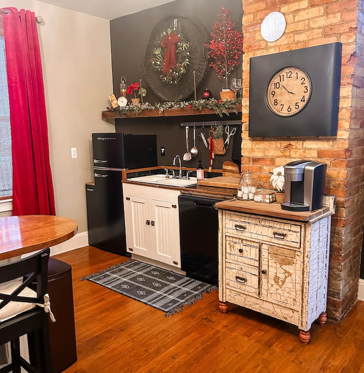 Cozy Suite In A Cherry Hill Historical Home - Grand Rapids, MI