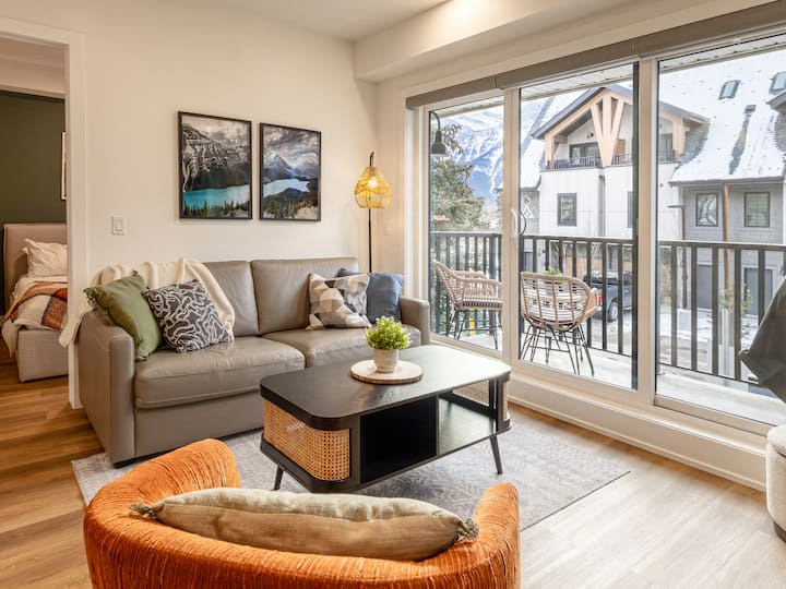 Mountain View Condo With Hot Tubs - Canmore
