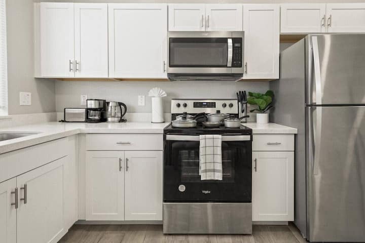 Stylish 2b2b Escape + Pool | Covered Parking - Glendale, AZ