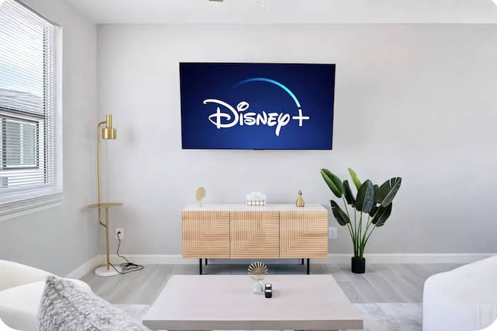 Tropical 2b2b | Pool, Comfy Beds & Parking - Glendale, AZ