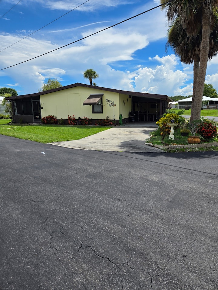 Bucketmouthville - The Bahamas